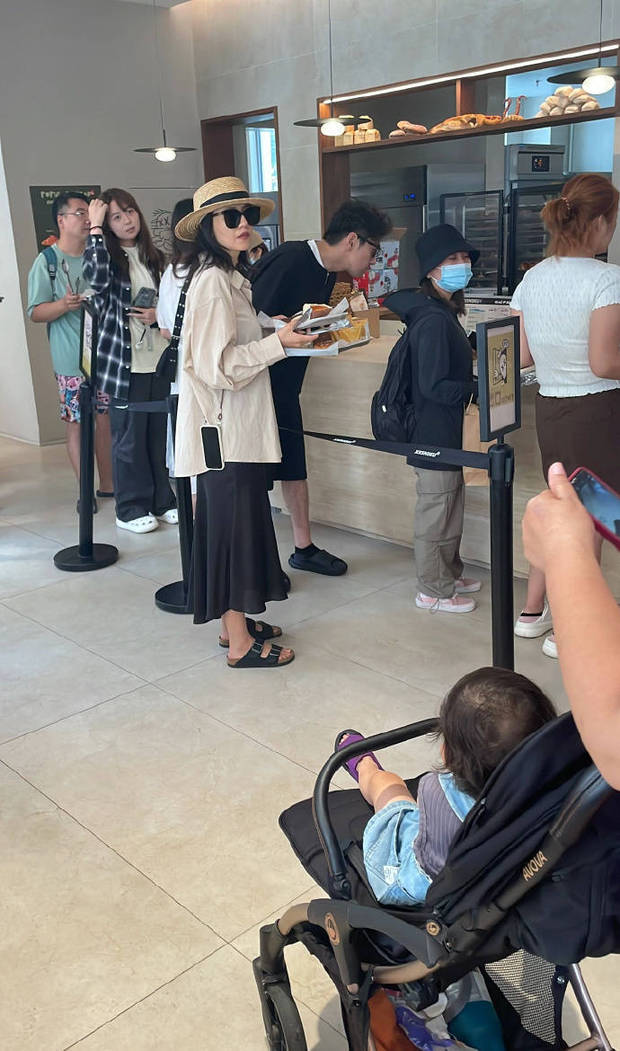Gao Yuanyuan Zhao Youting went shopping and was met by chance wearing a ...