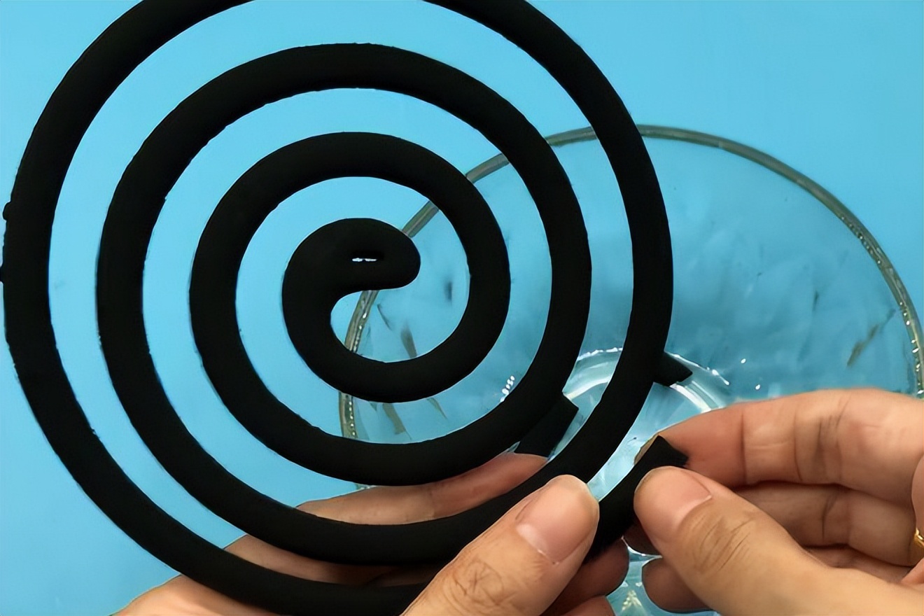 Putting 1 coin on the mosquito coil has a powerful effect and solves a ...