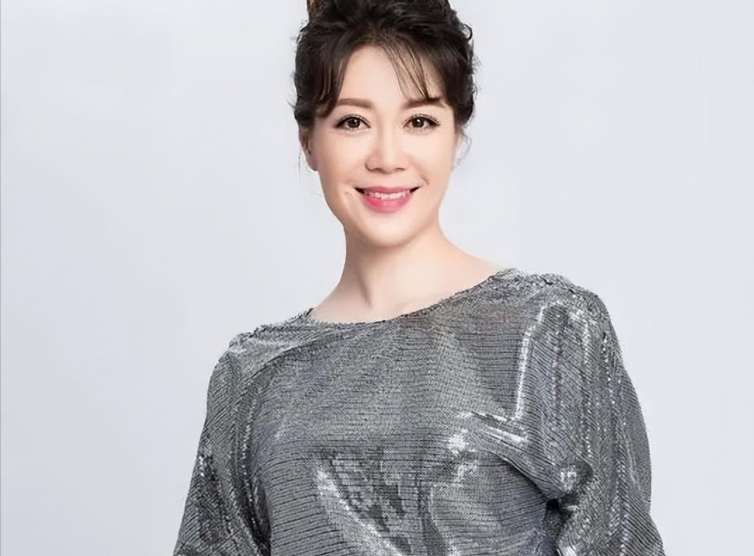 CCTV host Wen Jing suddenly lost her front teeth during a live ...