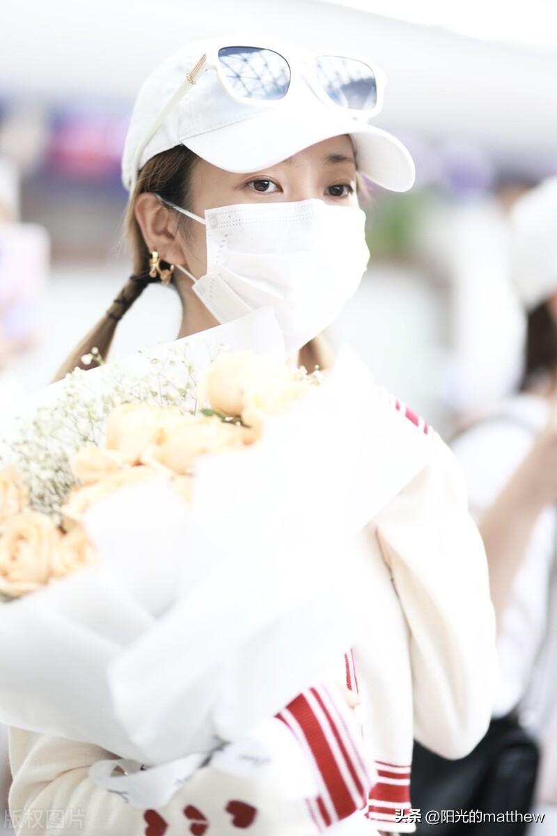 Naiwan showed up at the airport in a color-blocking suit, cute and ...