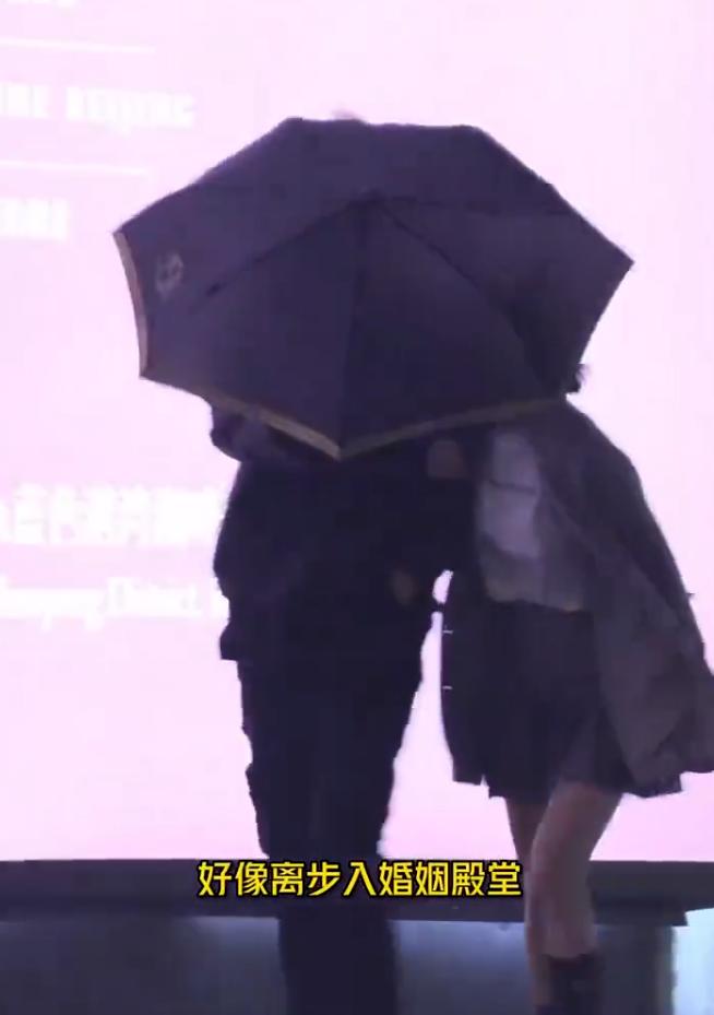 After the marriage proposal was rejected, Wei Daxun and Qin Lan showed up again, holding an ...