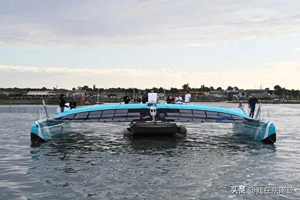 French mastless catamaran sails on automatic tow - iNEWS
