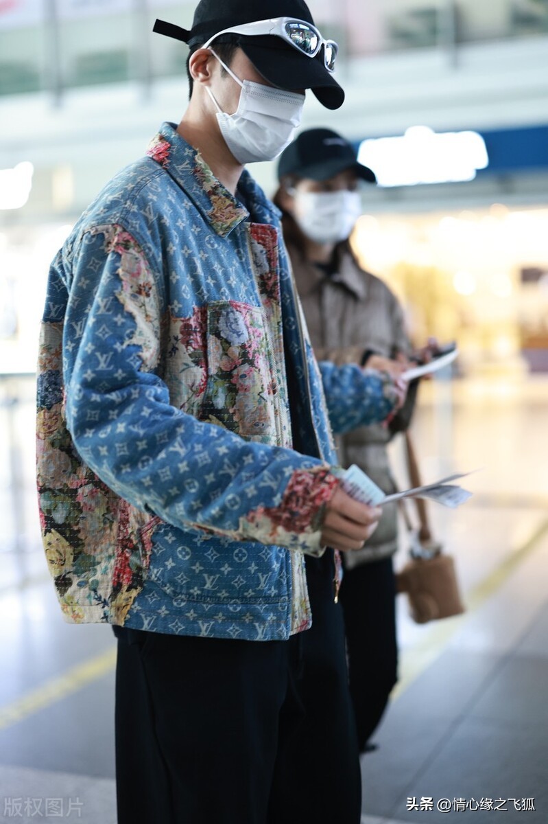 Jiang Chao and Medina departed from Beijing Airport, and the two held ...