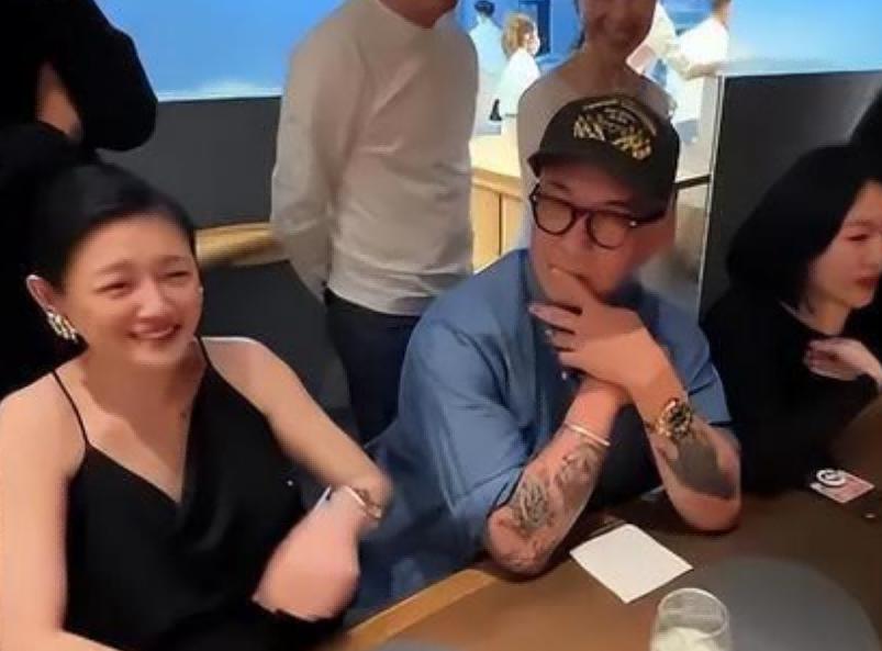 Gu Junye wears old socks and rides a bicycle, playing cool while riding ...