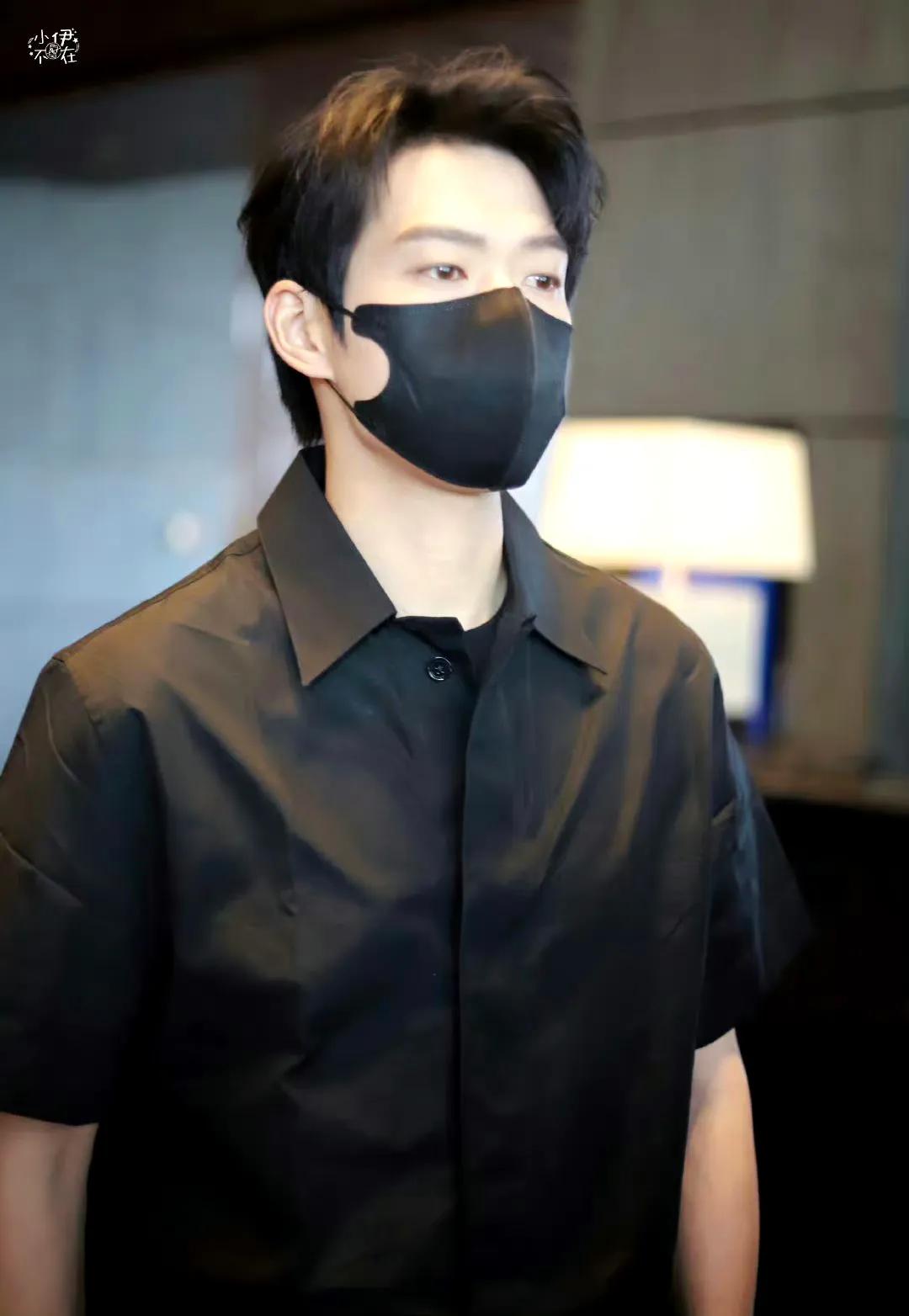 Tan Songyun without makeup; Wei Daxun bought a black shirt overnight and put it on, trying to ...