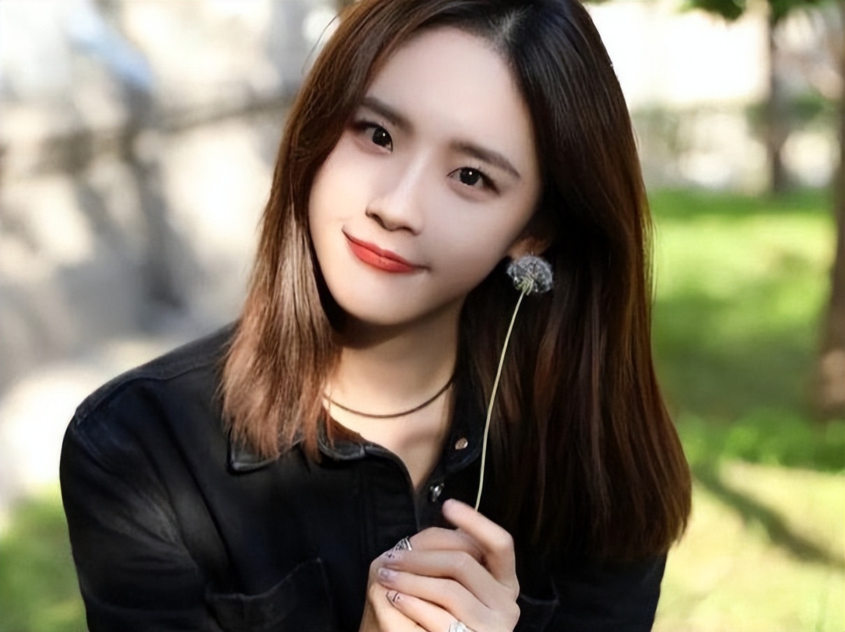 Supporting the whole show with his own strength, his appearance is very ...