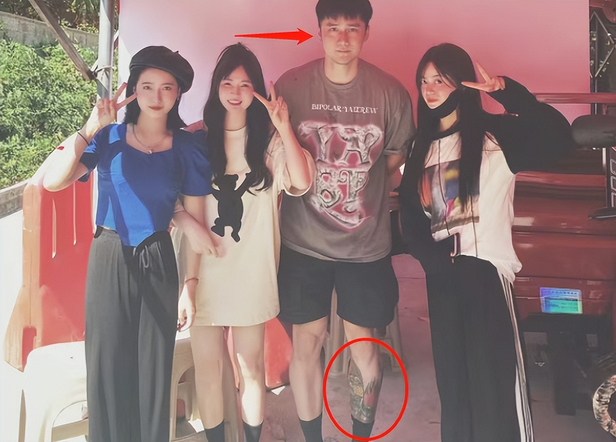 31-year-old Jiang Jinfu makes a rare appearance!Taking photos with 3 beauties is displeased, and ...