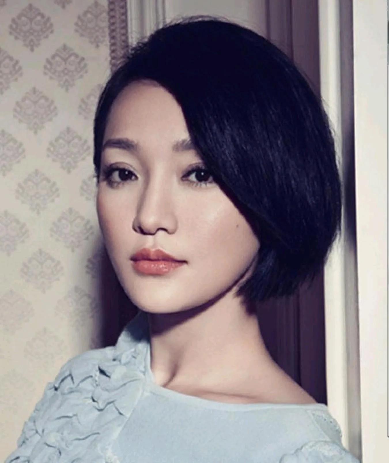 The clothes of "Zhou Xun" are also a sexy black tight reflective skirt ...