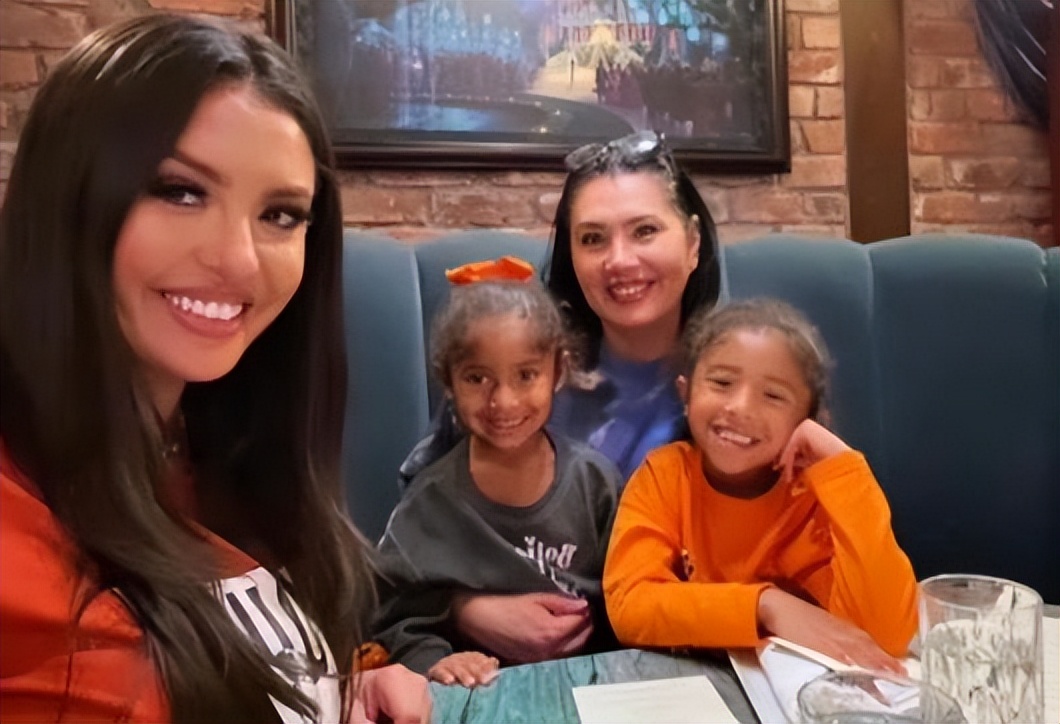 Vanessa and her sister are in the same frame and haven't seen each ...