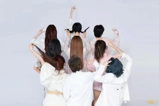 THE9 reappears their official debut photos, evoking youthful memories ...