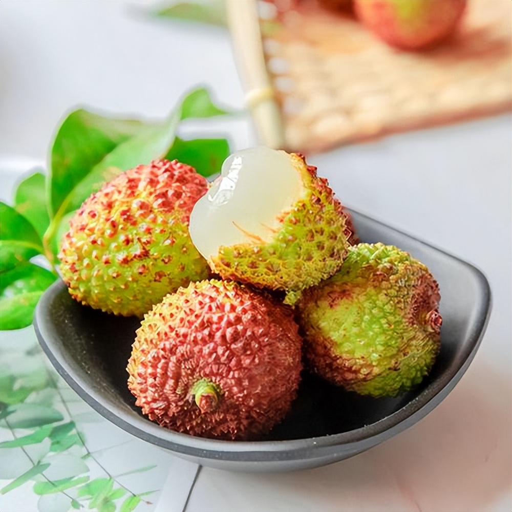 Lychees are sweet or not, and you can tell just by looking here ...