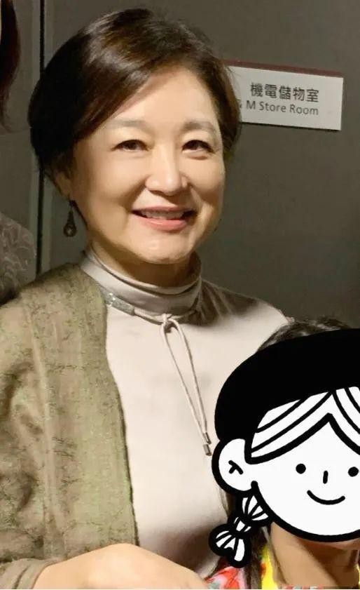 Lin Qingxia and Wang Mingquan are in the same frame, wearing a ...