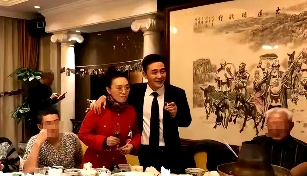 The amazing contrast between Wu Qiong and his wife in the same frame ...