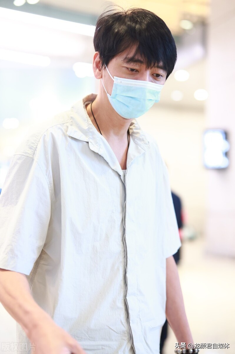 Ashin, lead singer of Mayday Band, appeared at Shanghai Airport in a ...