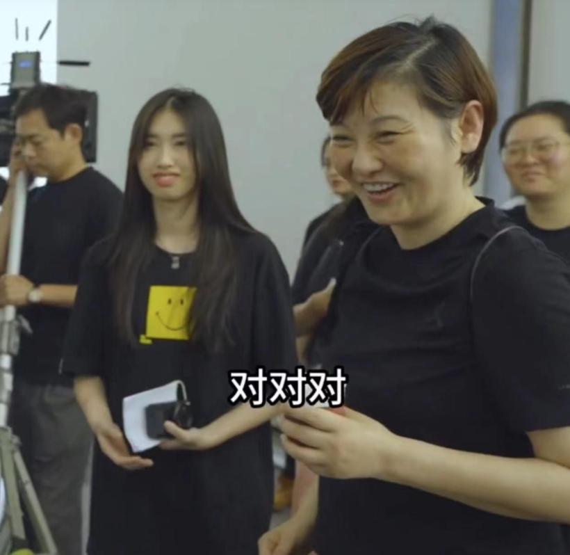 Xu Fan without makeup brought his baby to visit the class, Feng Xiaogang's indifference caused ...