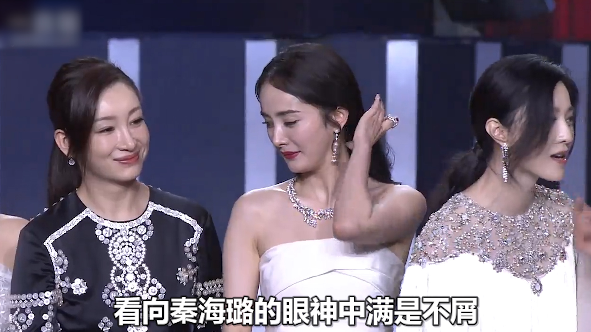 How careful is Yang Mi, playing with Hua Chenyu's pigtails, and pulling Reba to occupy the C ...