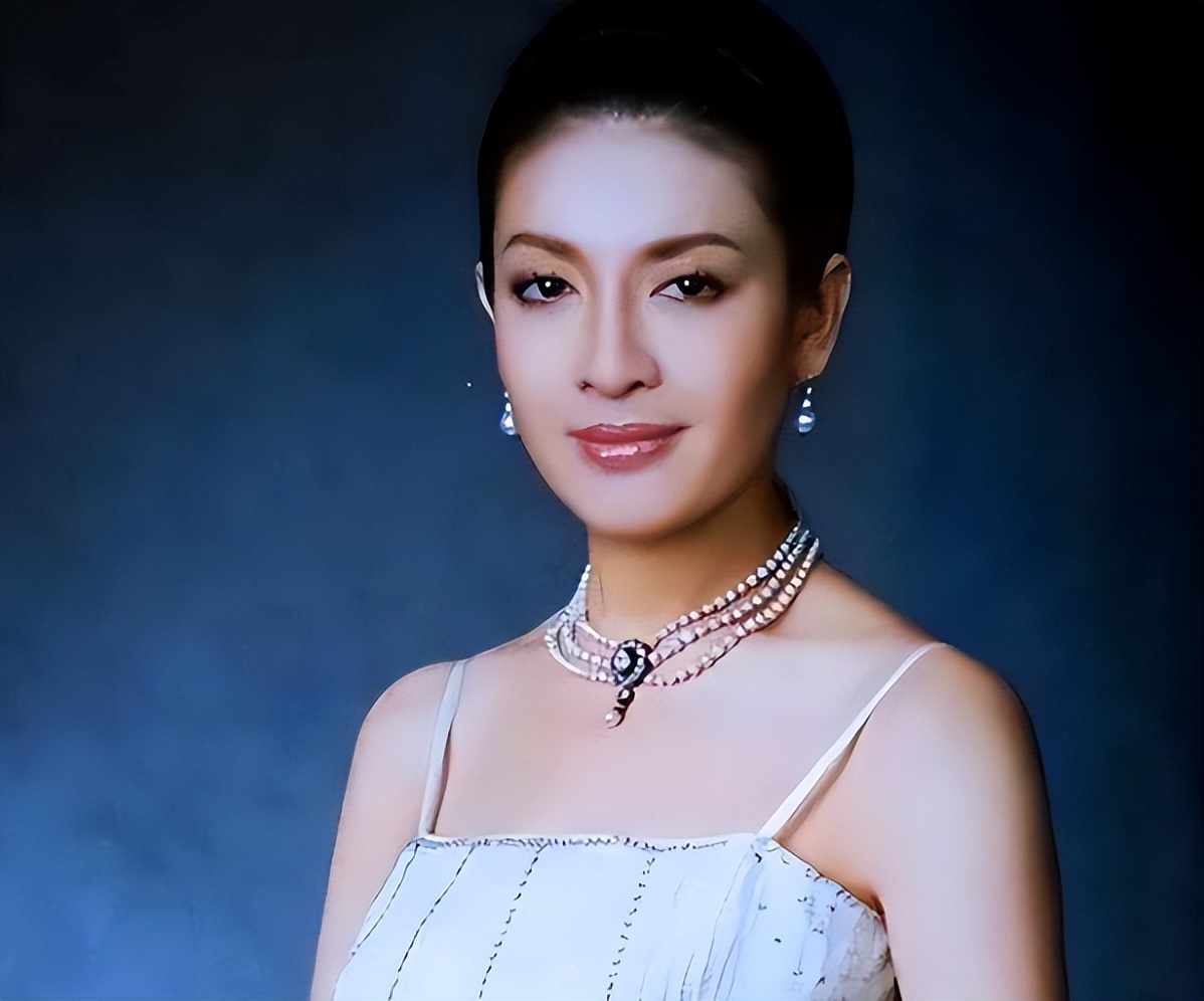 In 2014, the Thai princess took off her clothes and lay down on the ...