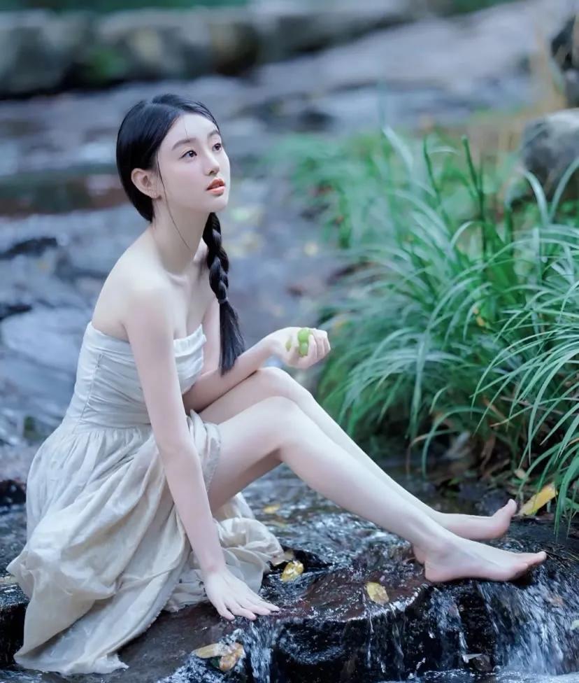 Beauty photo: Jungle art photo of a pure girl in Luosha long skirt ...