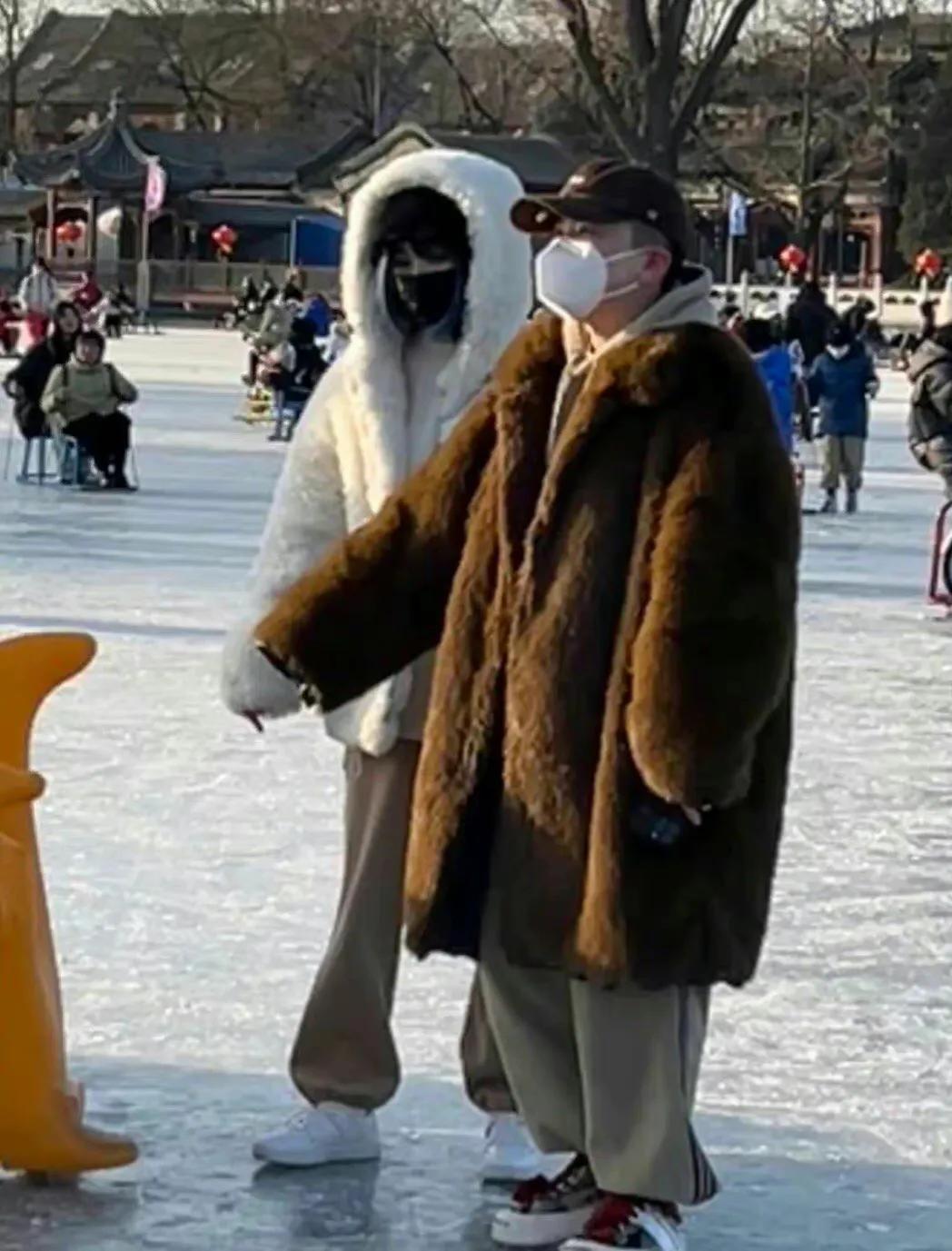 Zhang Dada and Yang Mi appeared in Shichahai together, and they went ...