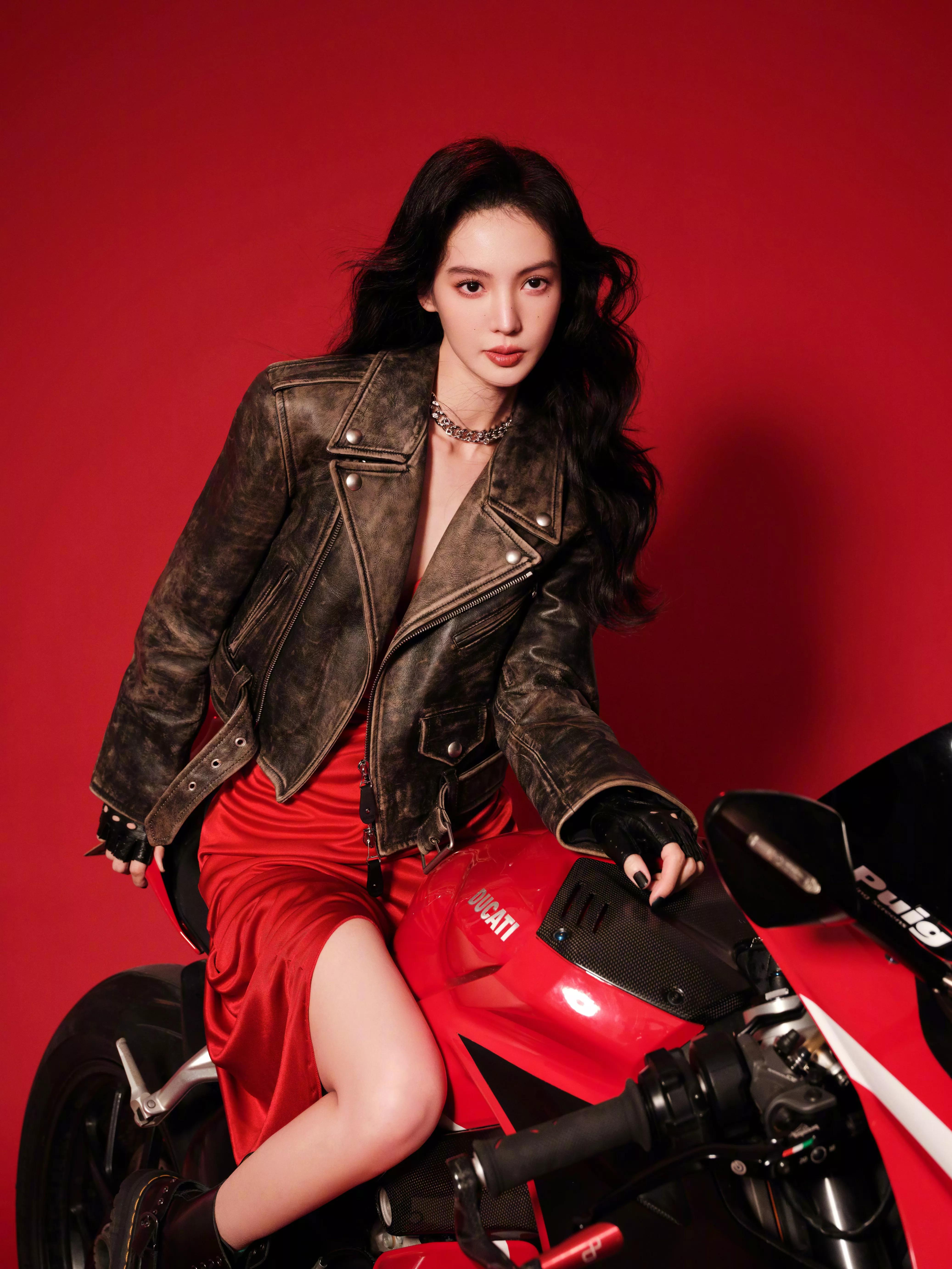 Jin Chen's photo, motorcycle girl, leather jacket and red skirt, cool ...