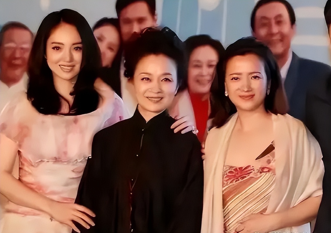 Liu Lili is in the same frame as He Qing, only 6 years apart, like a ...