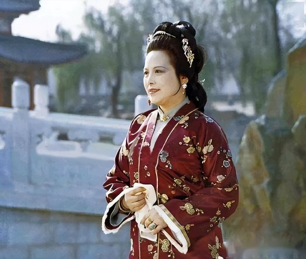 The young master of the Jia family is not valued by the elders because ...