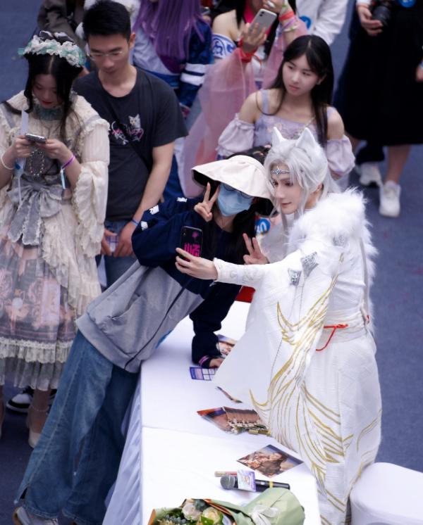 CP29上最帥的Coser，三年前就是頂流，轉型做演員真不適合他 - 頭條匯