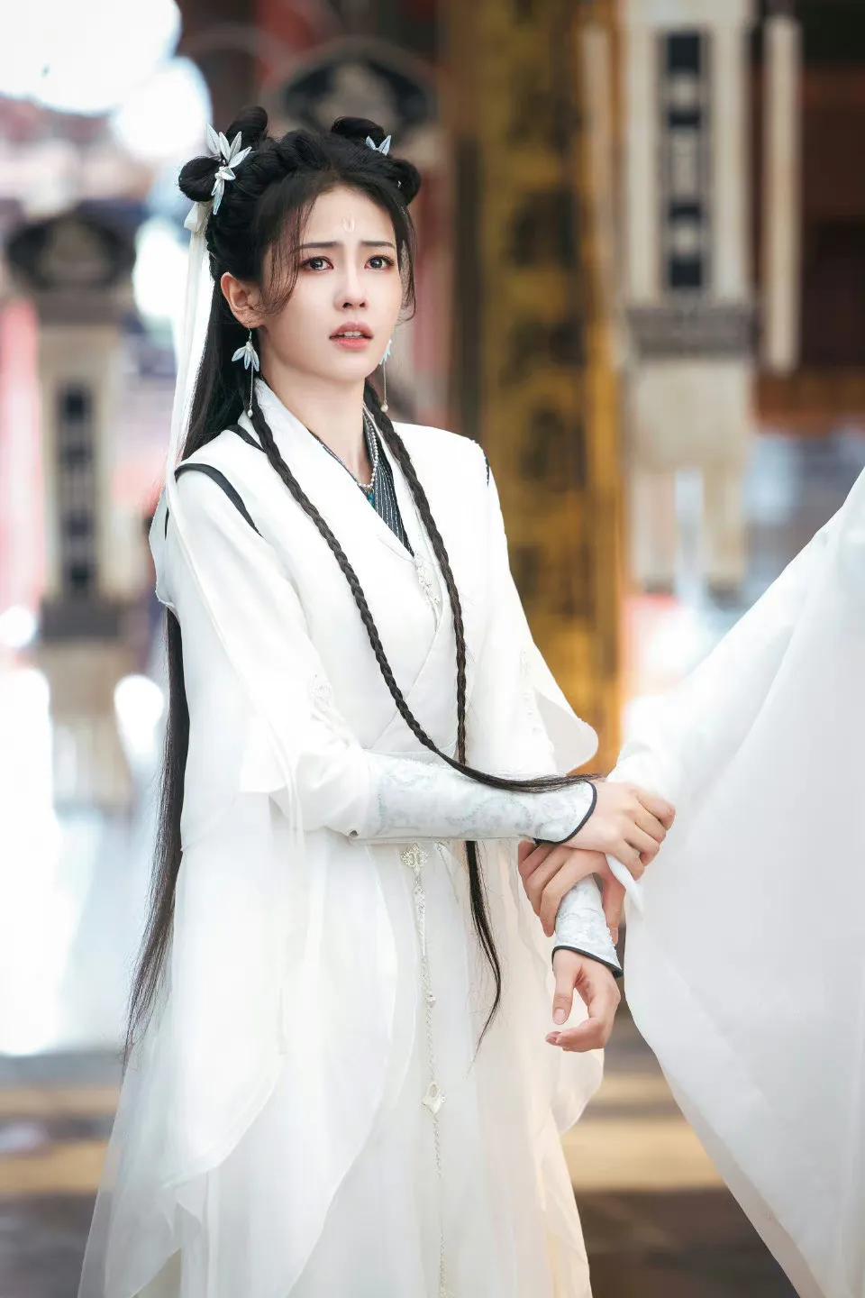 A still photo of Li Su in white clothes - iNEWS