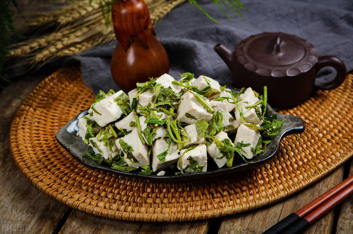 Fragrant and attractive spring wild vegetables, hot and cold dishes are ...