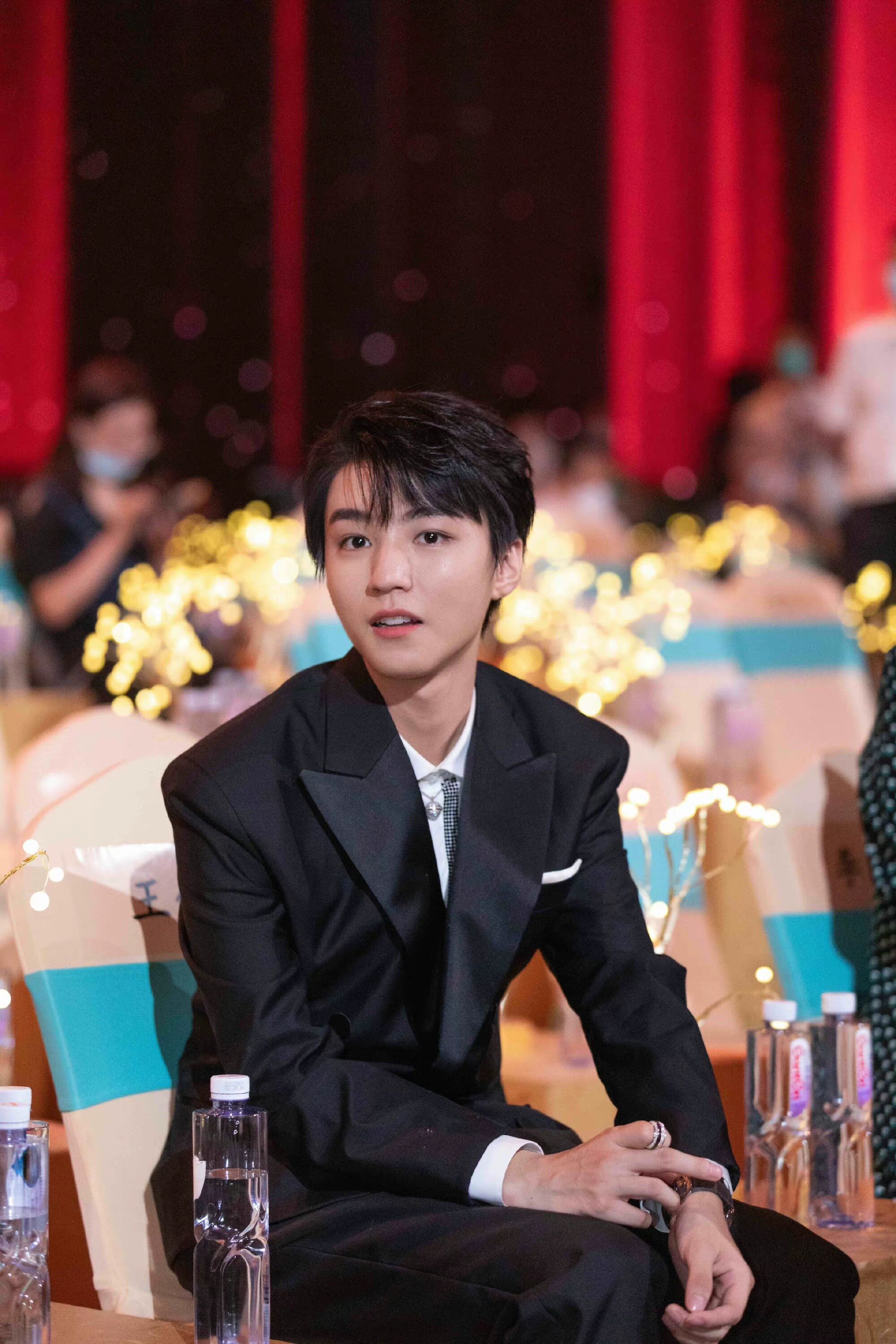 Passers-by encounter Wang Junkai at the seaside filming the easter eggs ...