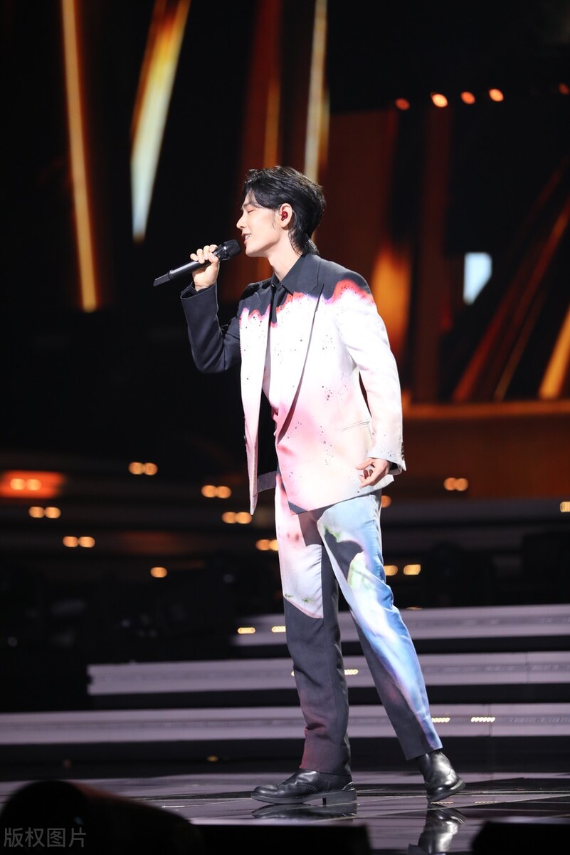 At the Greater Bay Area Film and Music Gala, Xiao Zhan sang "Let's Go Smartly" and Zhou Shen ...