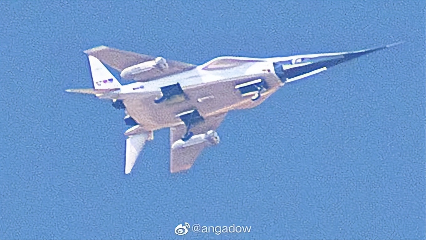 An unknown type of fighter jet appeared in the sky over the continental ...