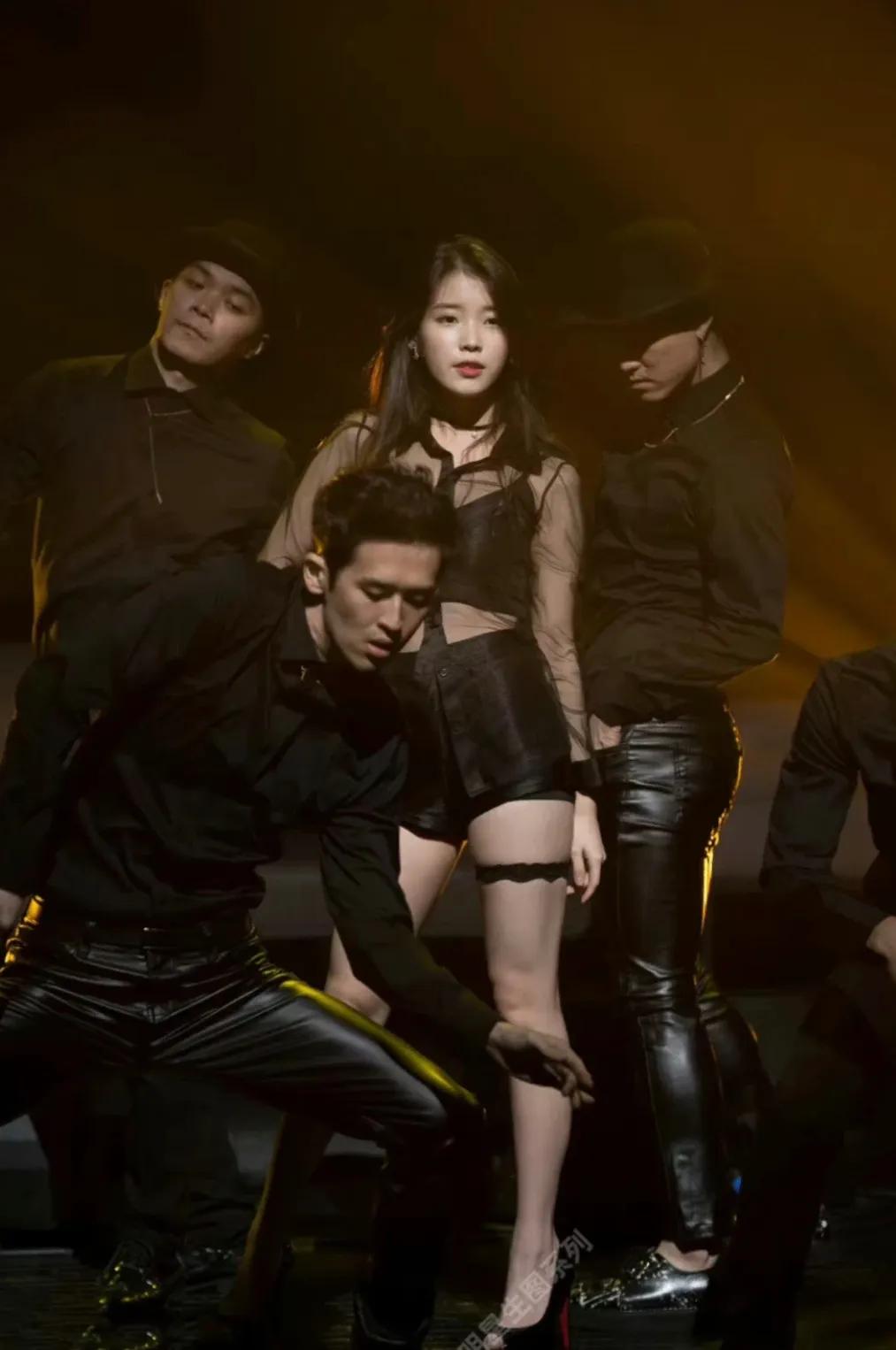 Li Zhien pure desire ceiling! Sexy hot dance, fair skin, beautiful long legs, and a beautiful ...