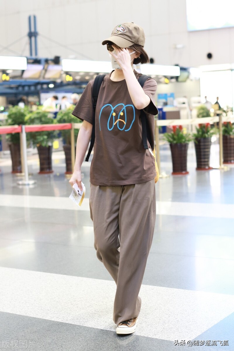 Jiao Junyan appeared at Beijing Airport in a low-key fashion in a ...