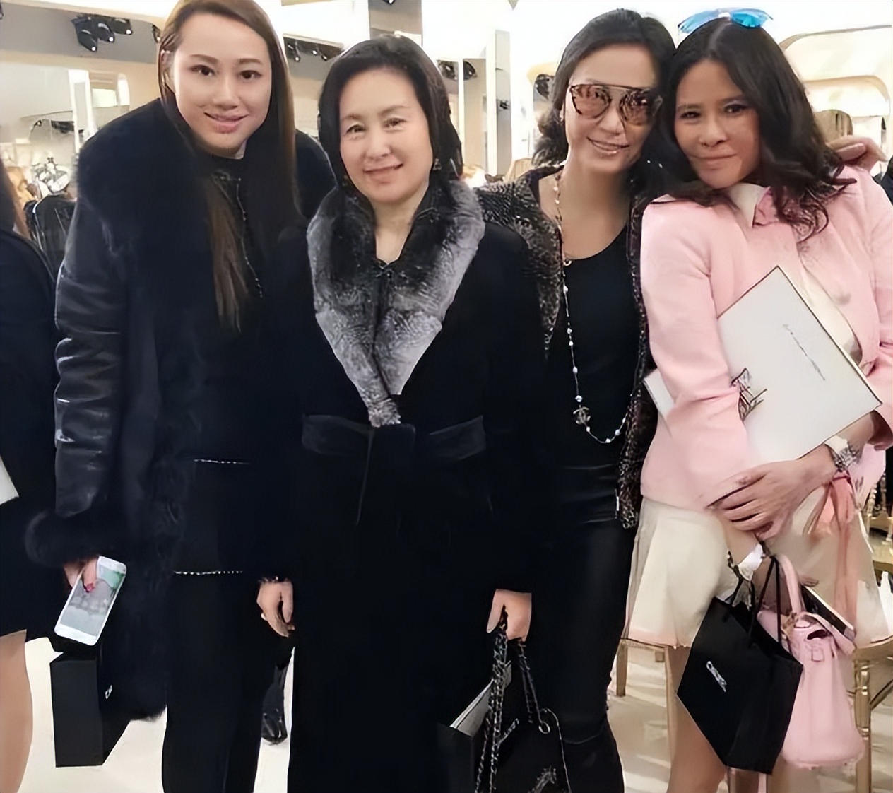 Hong Kong socialite Rong Wenwei rarely made an appearance, and He ...