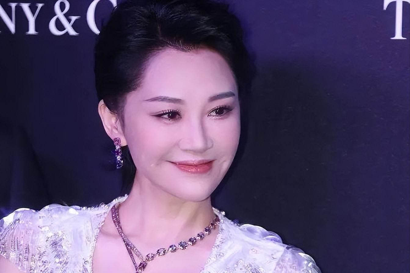 "Flirty, young and old take all", 54-year-old Xu Qing, the older she gets, the hotter she gets ...