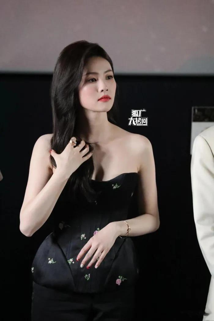 Bai Lu and Chen Duling compete for beauty in the same frame, domineering lady fan vs fresh ...