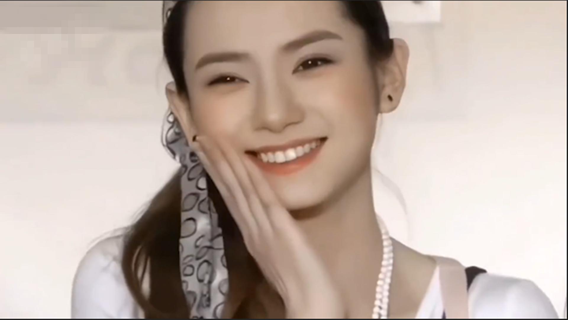 Qi Wei's early photo exposure! Lying on the beach with sideways clothes is very tempting ...