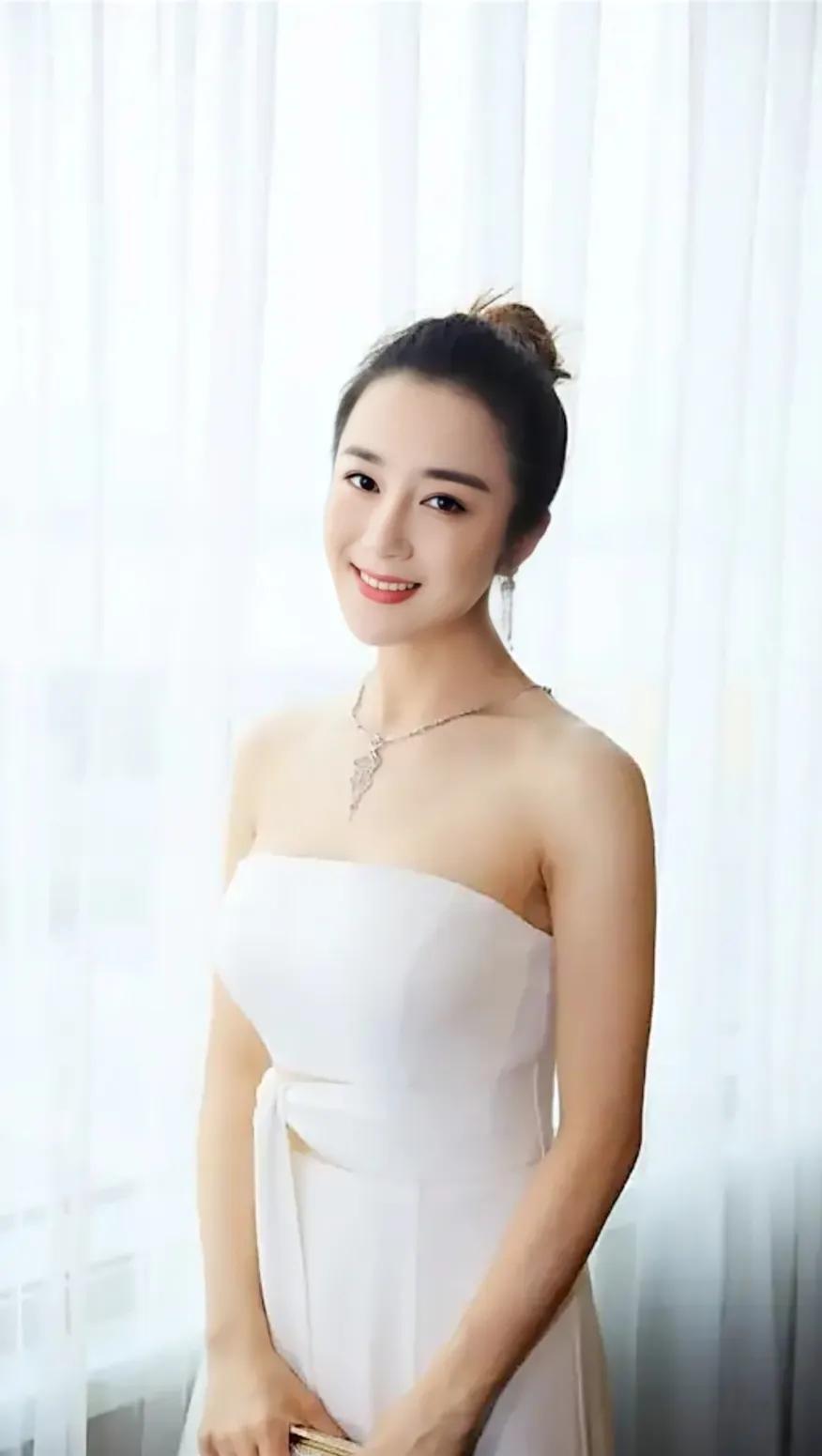 Beautiful actress Li Yixiao - iNEWS
