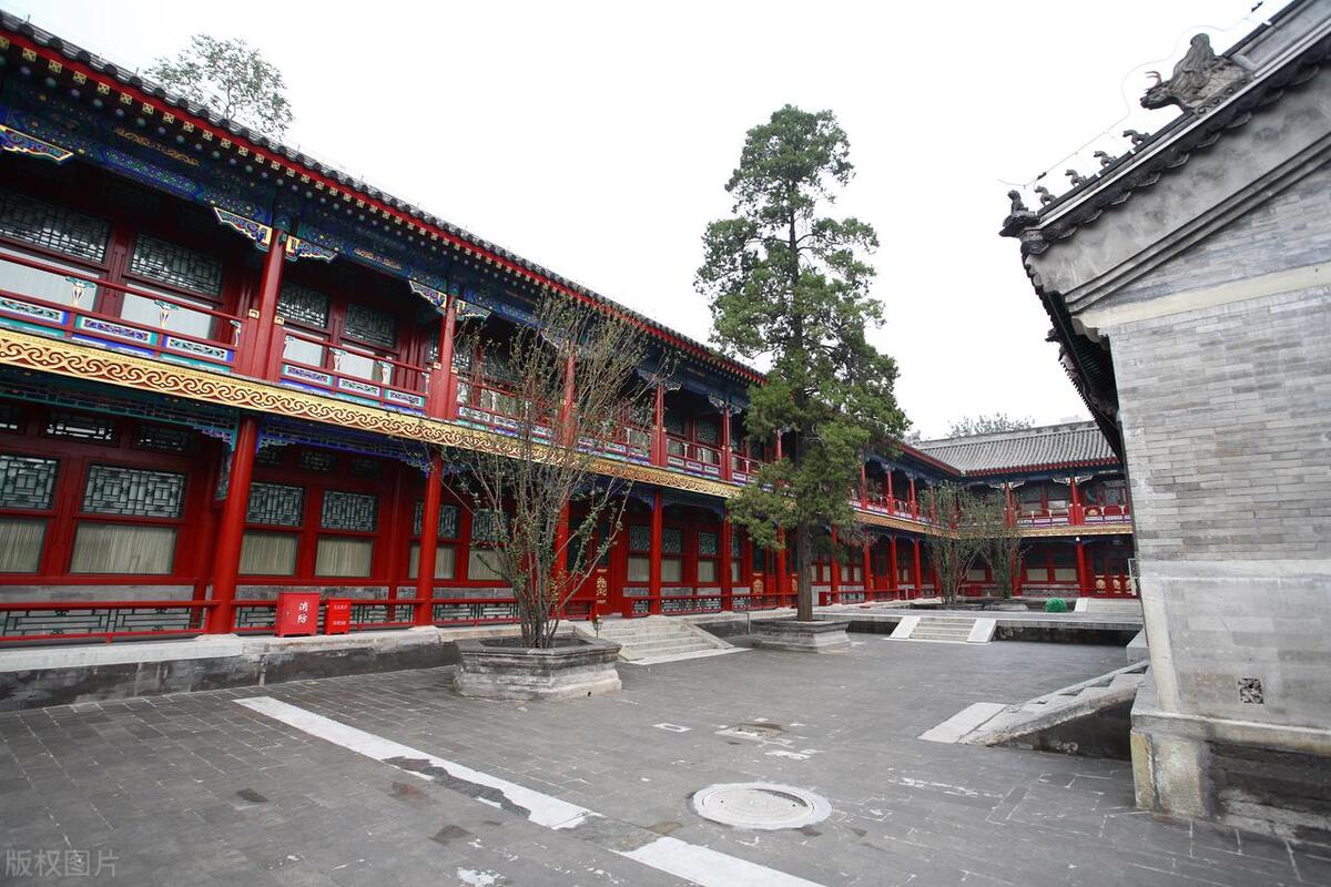 There are 5 houses in the back building of Prince Gong's Mansion, which ...