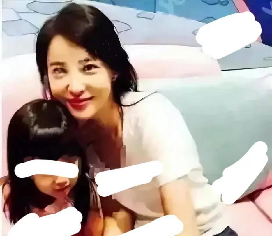 Wang Feng's most mysterious ex-wife Kang Zuoru and his second daughter Wang Jingyi get enough ...