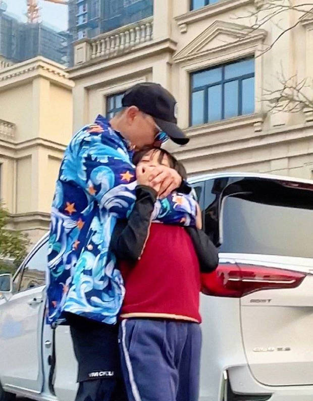 Liu Genghong departs for Australia to watch Jay Chou's concert, hugs ...