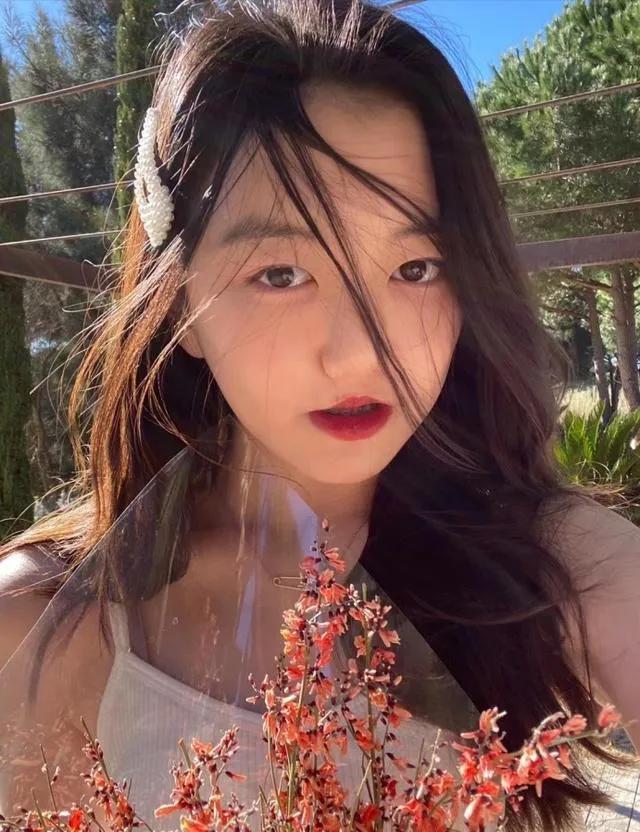 A recent photo of Li Yan's 17th birthday was exposed, wearing a white ...