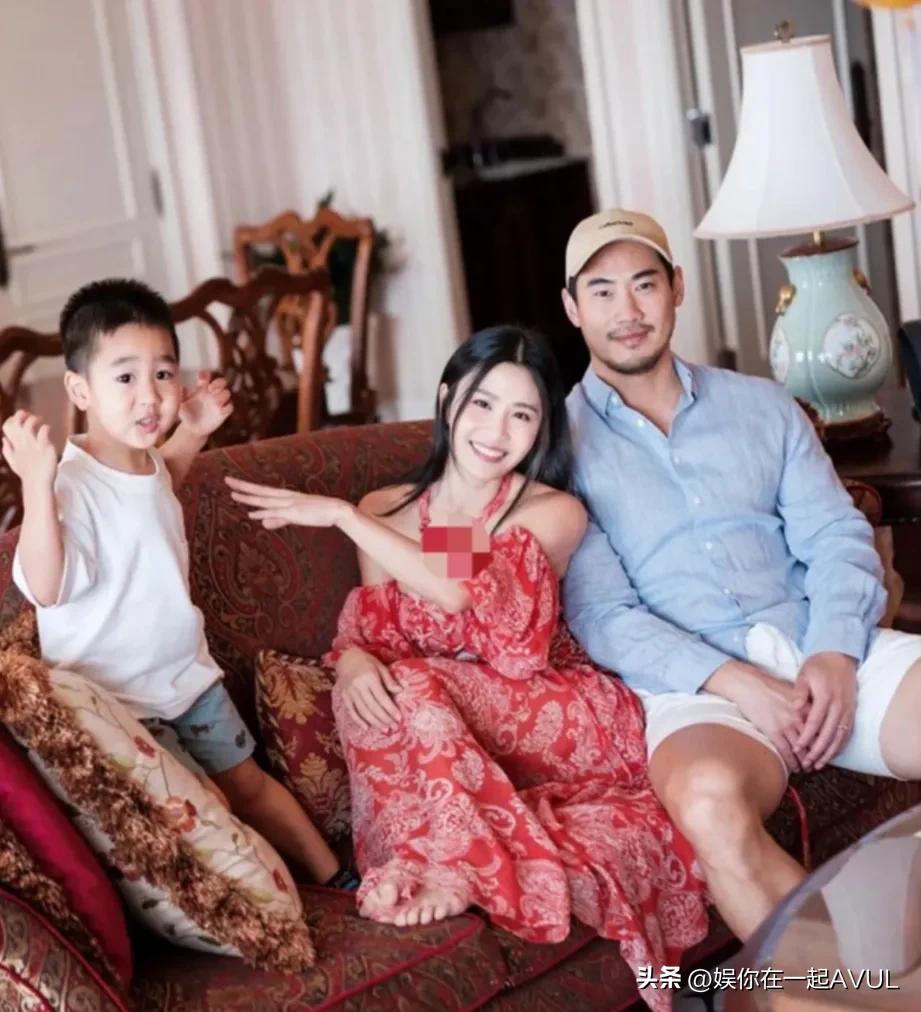 The artist Lin Qianyu was lying on her son's body, the two kissed each ...