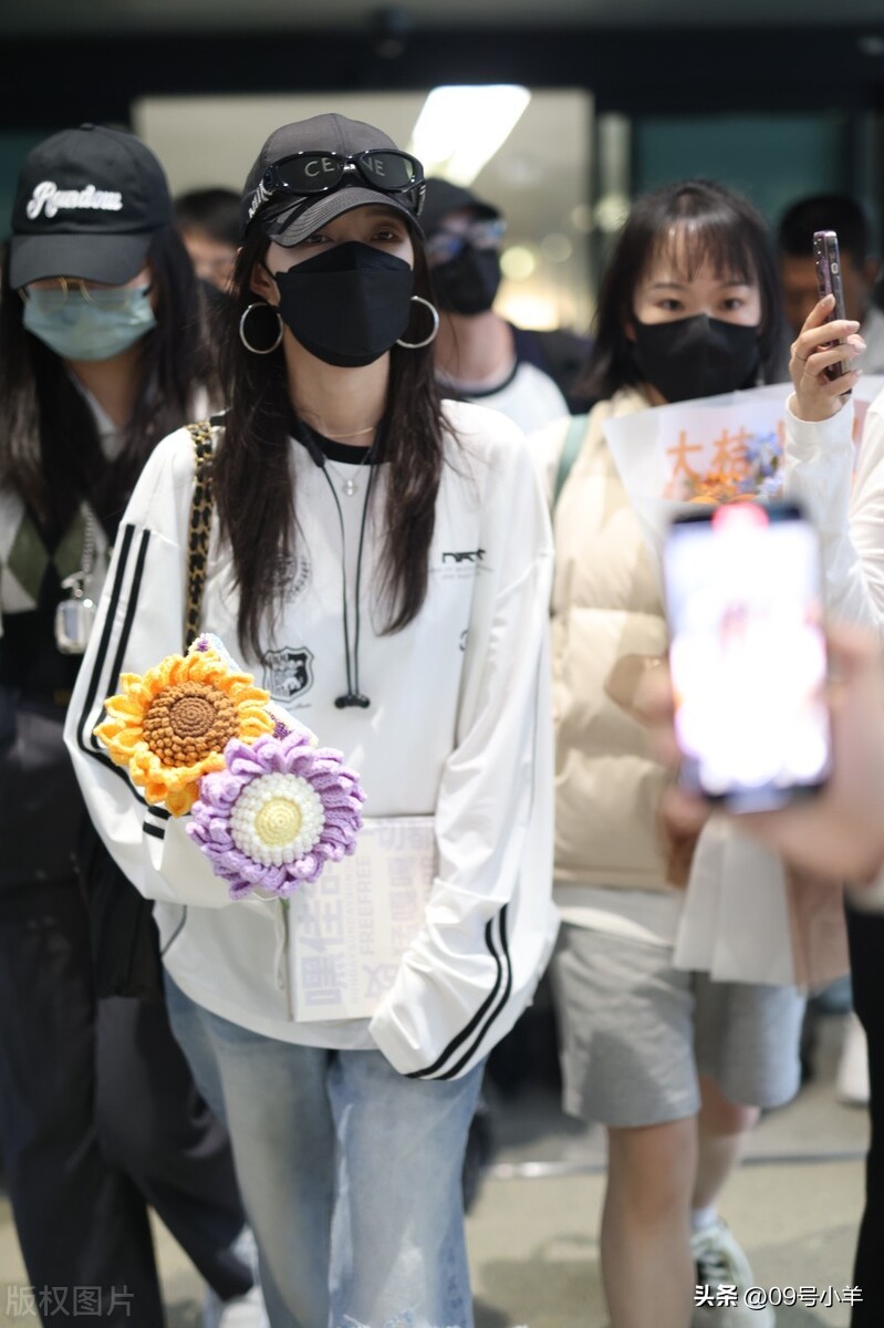 Meng Jia appeared at Shanghai Hongqiao Airport and was presented with ...