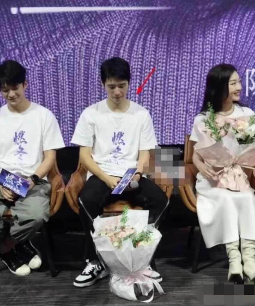 The 31-year-old Zhou Dongyu is as beautiful as Song Zuer! Road show ...