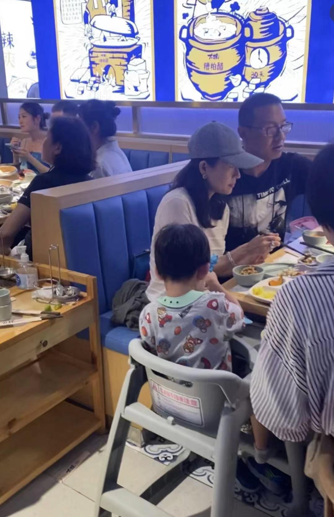 Wang Feng shared a table to eat hot pot! Zhang Ziyi's face drooped ...