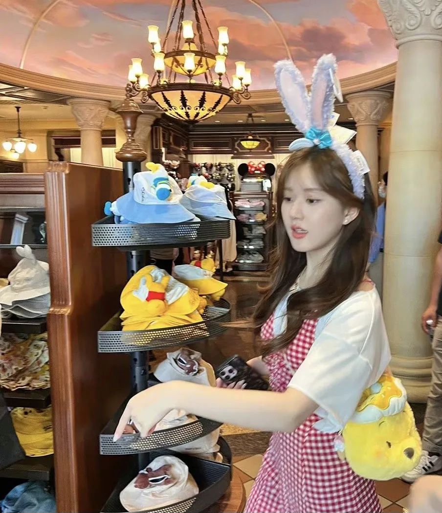 Zhao Liying, Fan Jiuyi, Liu Yuning Zhao Lusi, Feng Xiaogang, Lou Yixiao - iNEWS