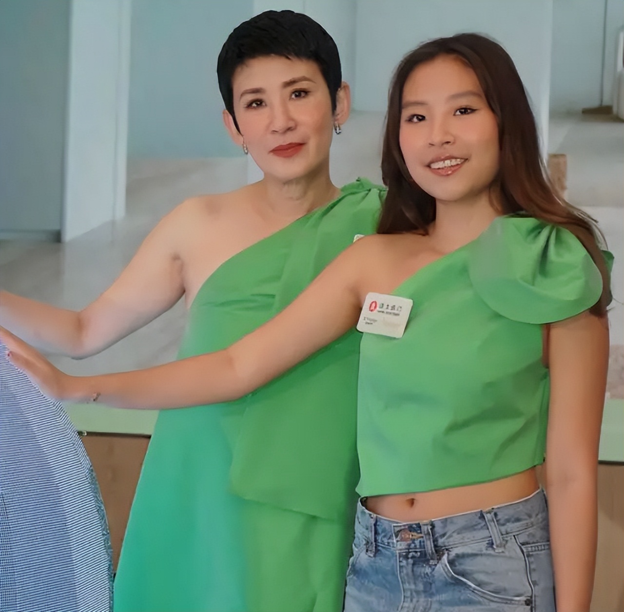 Wu Junru's 17-year-old daughter officially debuted! She looks sweet and ...