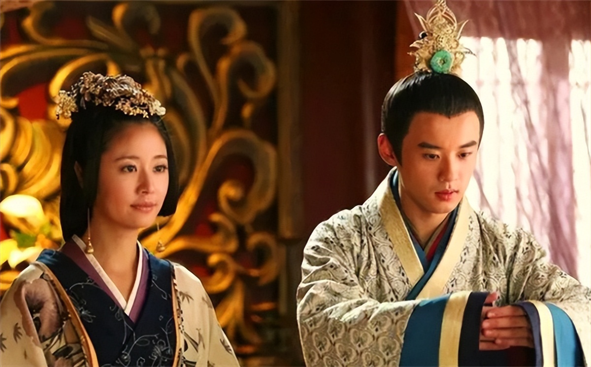 Emperor Han Jing asked Zhou Yafu not to give chopsticks for dinner. After Zhou Yafu left ...